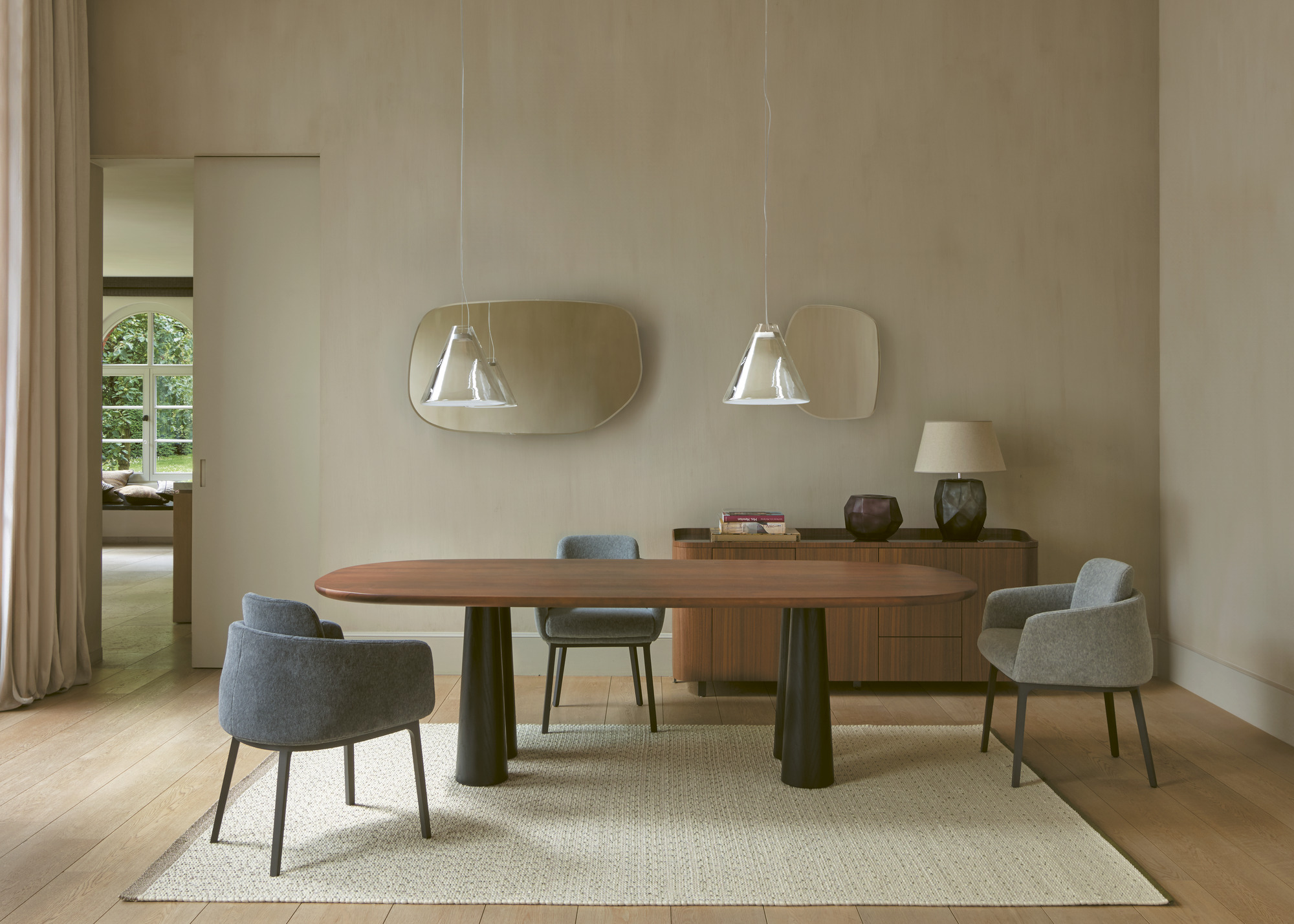 餐桌 Hashira 餐桌 胡桃木 黑色白蜡木底座 - Ligne Roset